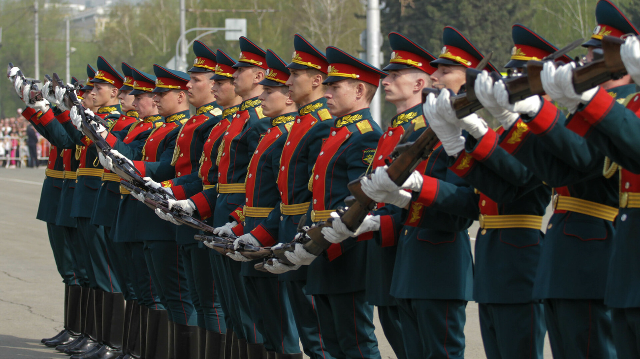 Парад, салют и фигурное катание. Большой фоторепортаж с 9 Мая в Барнауле