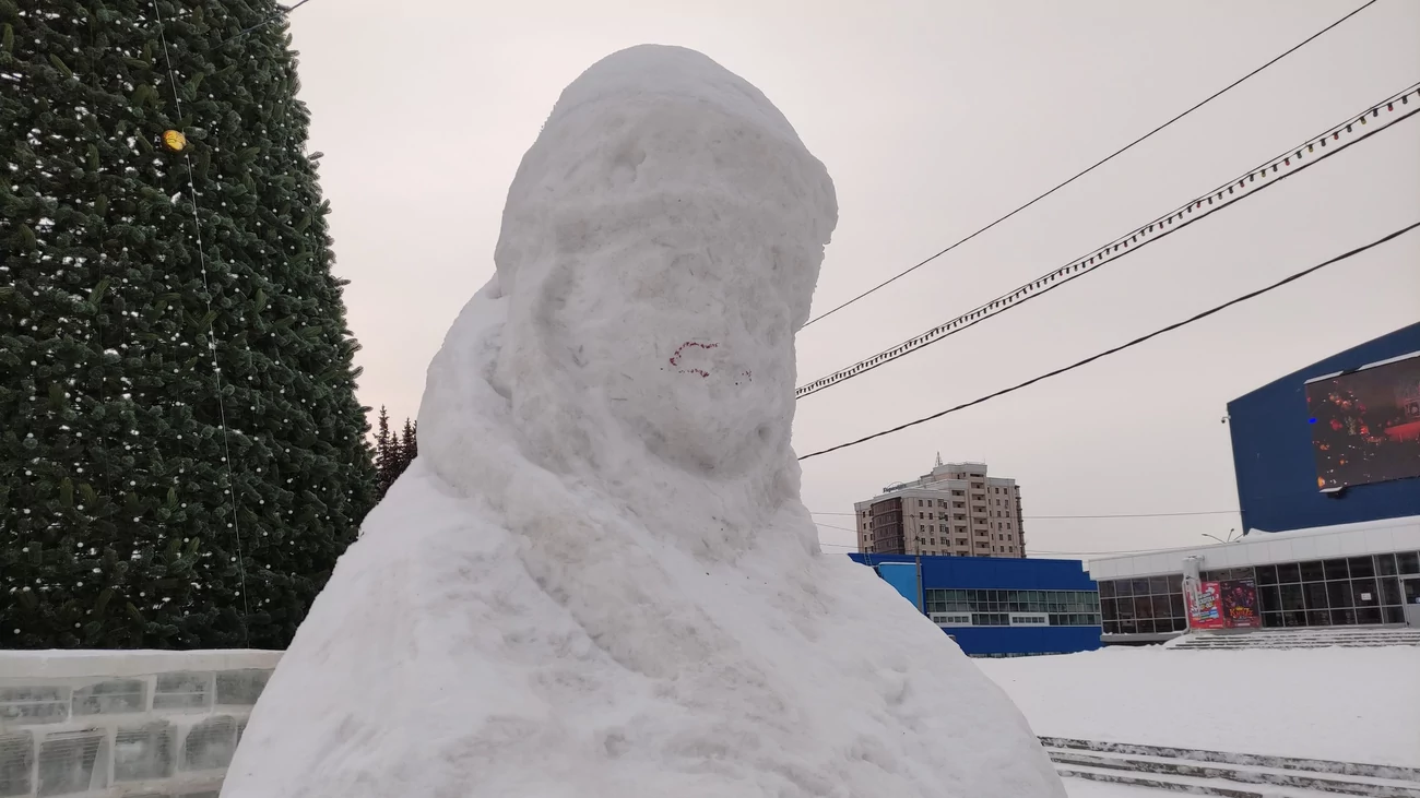 Снежные фигуры на Сахарова поплыли из-за перепада температур