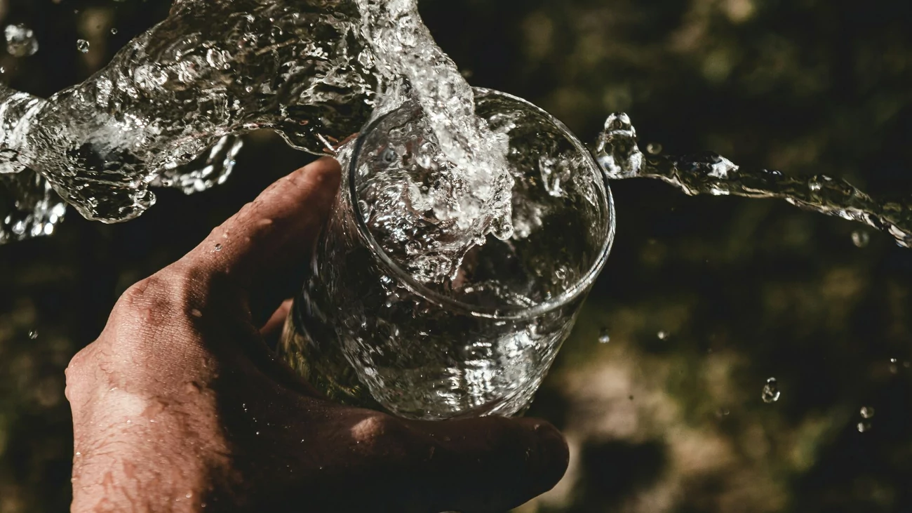 Эксперт рассказала, почему не стоит пить минеральную воду в жару