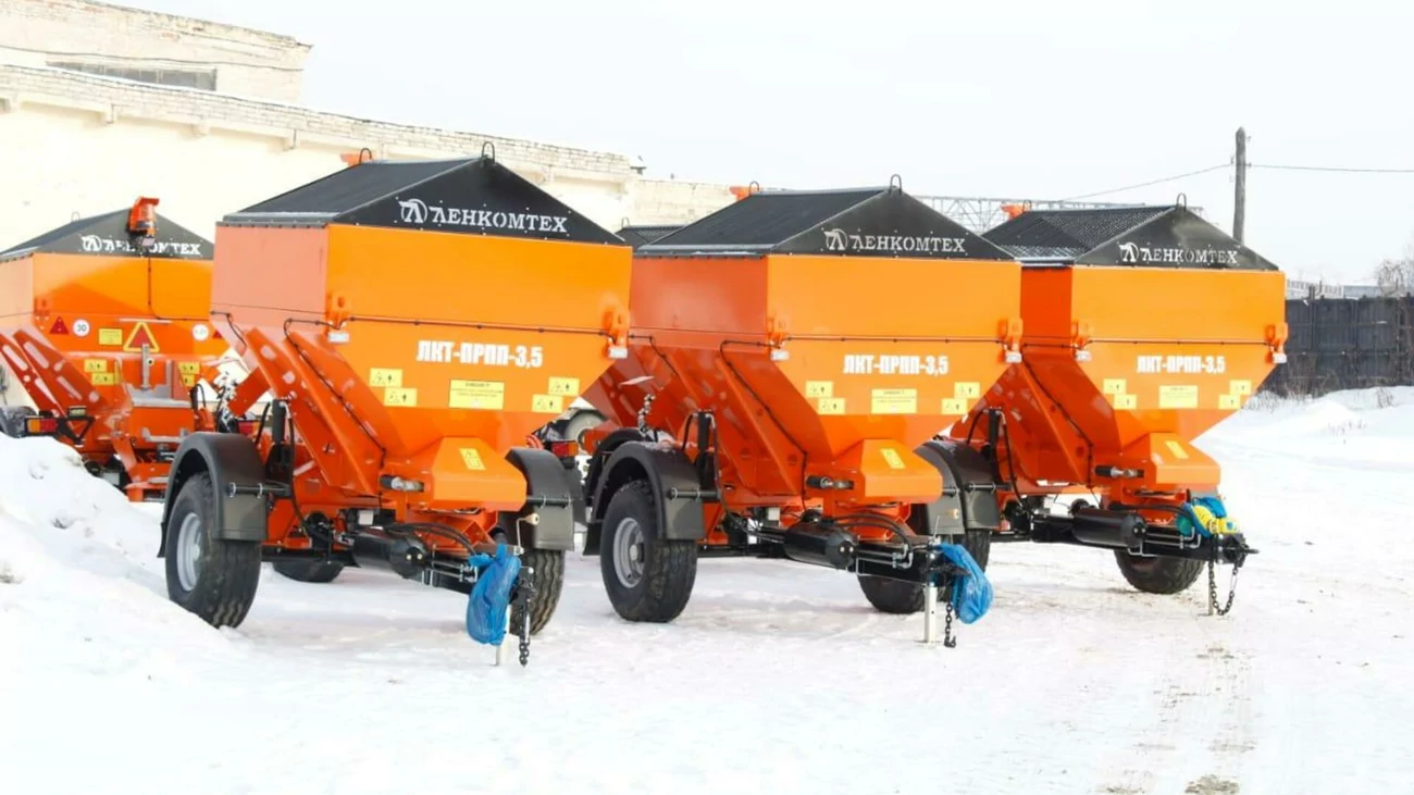 Новые пескоразбрасыватели начали обрабатывать скользкие тротуары в Барнауле