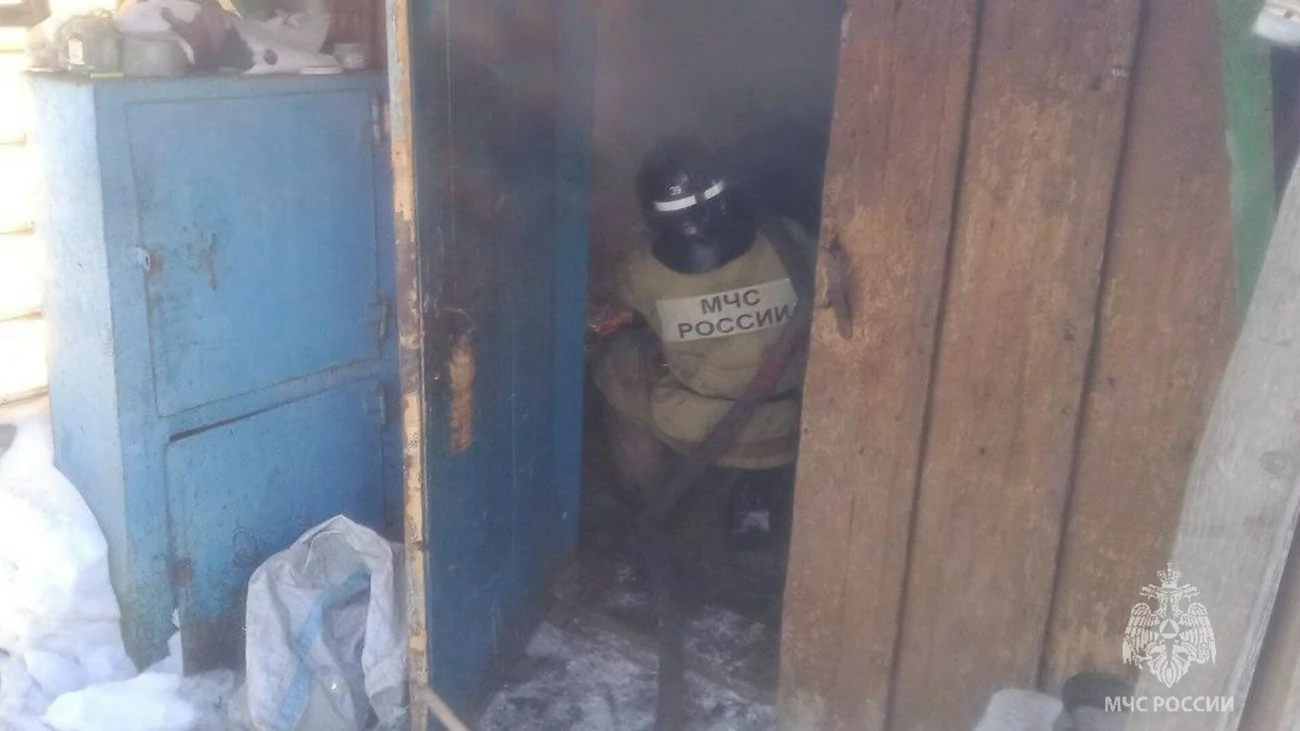 Мужчина насмерть отравился дымом во время пожара в Заринске