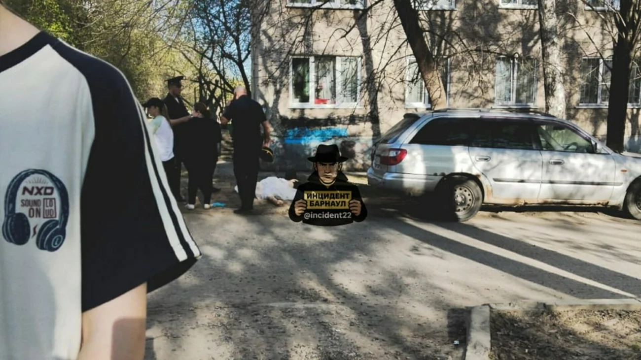 Мужчина внезапно умер возле "Красного&Белого" в Барнауле